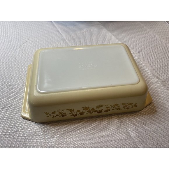 Pyrex | Kitchen | Pyrex Vintage 2 Quart Space Saver Casserole Dish Gold ...